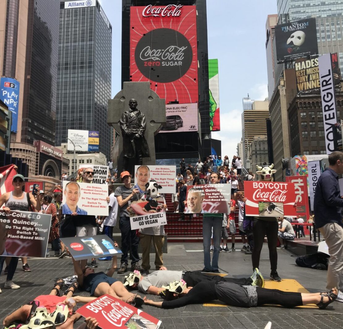 Times Sq Protesters: "Coca-Cola Abuses Cows!" - UnchainedTV
